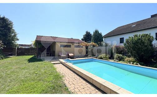 Prodej pozemku 300 - 400 m2 bazénem a dvojgaráží pro možnou přestavbu k bydlení | Reality.iDNES.cz